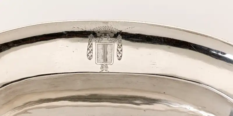 Un plat à barbe de 1709 par François Grégoire, maître-orfèvre à Rennes ...